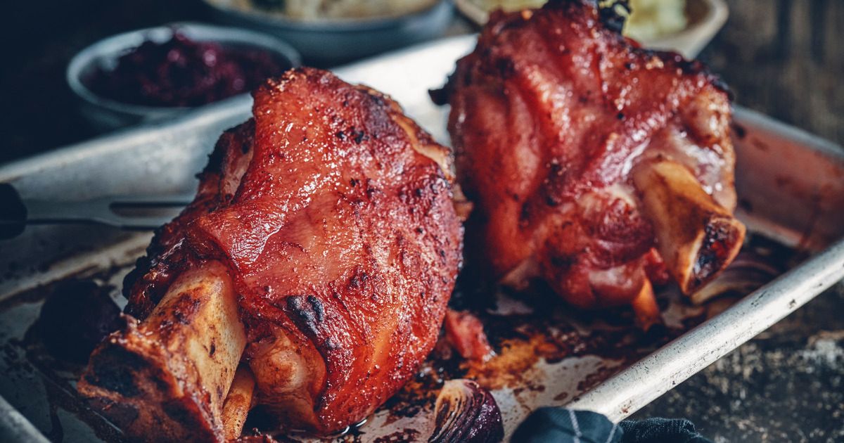 Boska pieczona golonka według Tomasza Strzelczyka. Wiesza ją na ruszcie ...