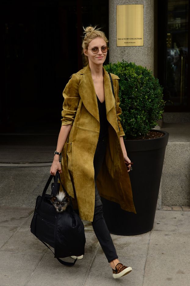 Anja Rubik w Warszawie w długim płaszczu (FOTO) - Pudelek