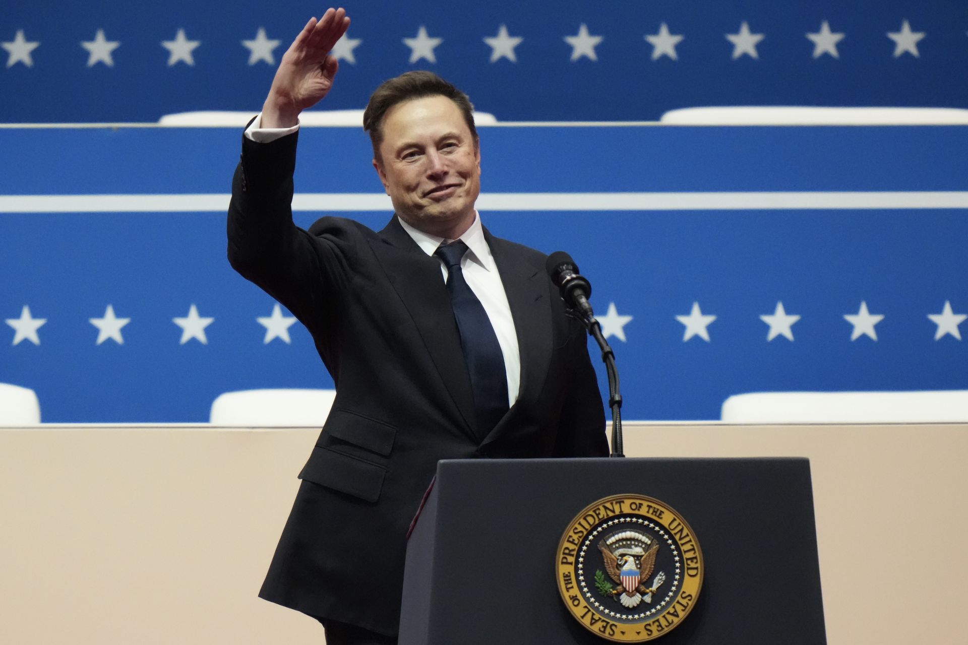 Elon Musk wykonał podobny gest. W Australii grozi za to surowa kara - o2 Elon Musk wykonał podobny gest. W Australii grozi za to surowa kara - o2
