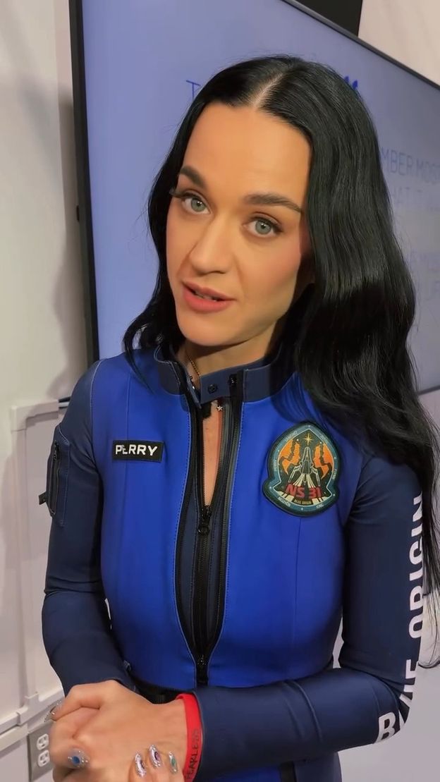 Katy Perry UCAŁOWAŁA ziemię po odbytym locie w kosmos: "Zrobiłyśmy to ...