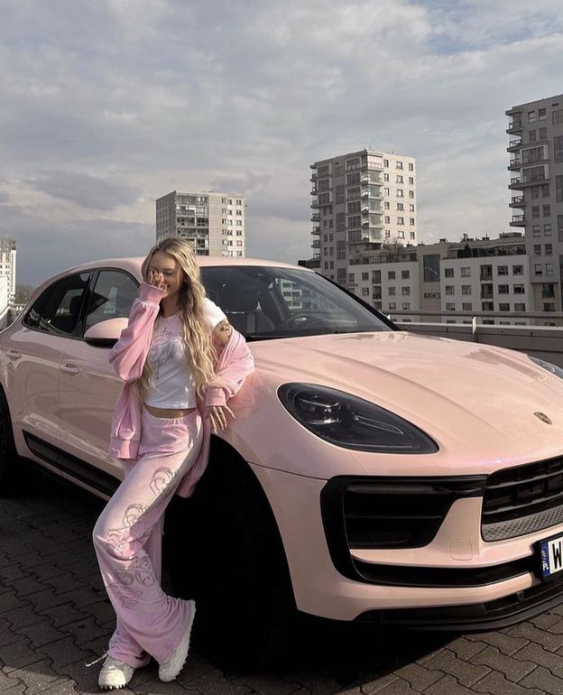 Dziewczyna Żabsona chwali się pudrowym porsche za ponad 300 TYSIĘCY ...