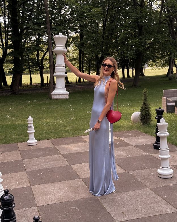 Anna Kurek odsłoniła plecy w odważnej kreacji na ślubie znajomych. Fani ...