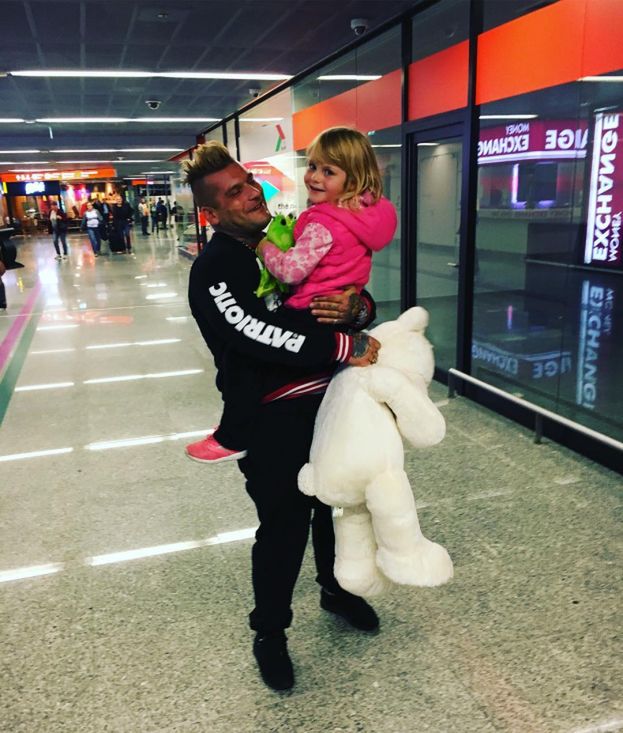 Popek pokazał matkę swojej córki! Wygląda... normalnie! - Pudelek