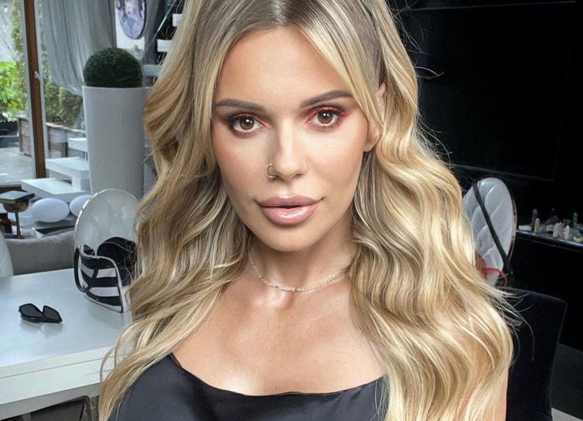 Doda stała przed kliniką. Miała na sobie spodnie z gumy - WP Kobieta