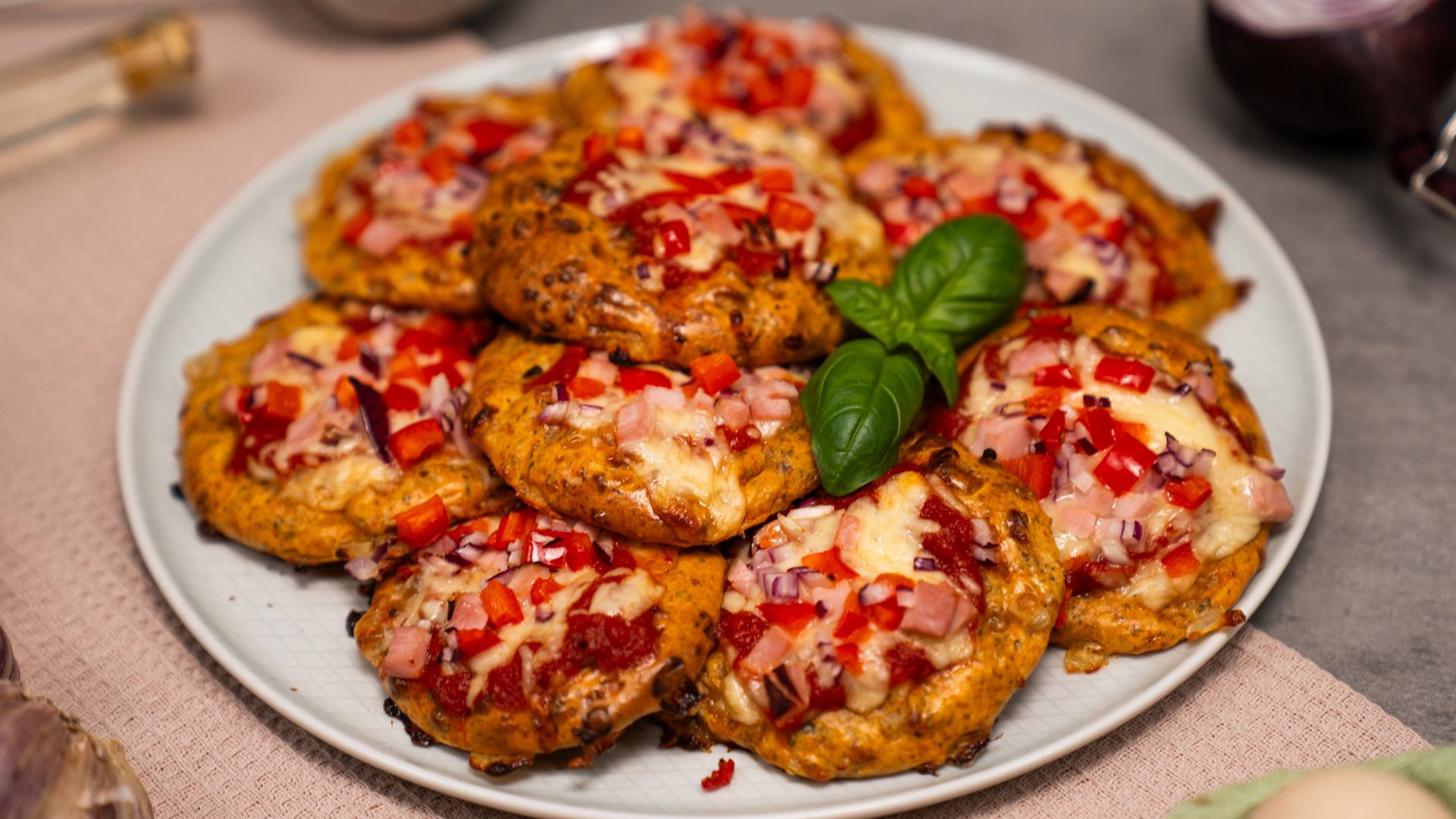 Mieszam serek wiejski z mąką. Pizzerinki znikają jak zaczarowane