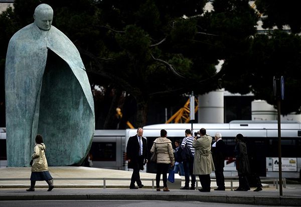 Krytykowany rzymski pomnik Jana Pawła II na liście najbrzydszych ...