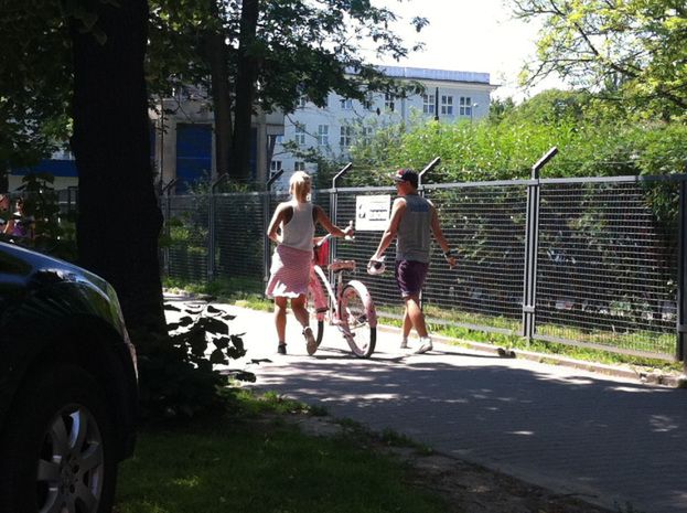 Doda na rowerze z "sobowtórem"... (FOTO) - Pudelek