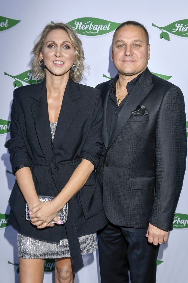 RZADKI WIDOK: Żona Pawła Golca pozuje do rodzinnej sesji świątecznej ...