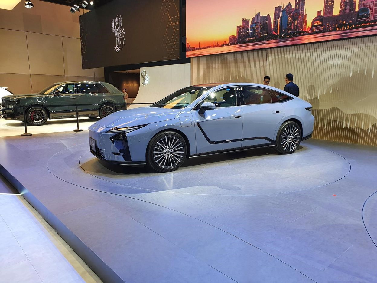 Oto nowy Lexus ES. Przeszedł rewolucję, ale pewne rzeczy się nie zmieniły