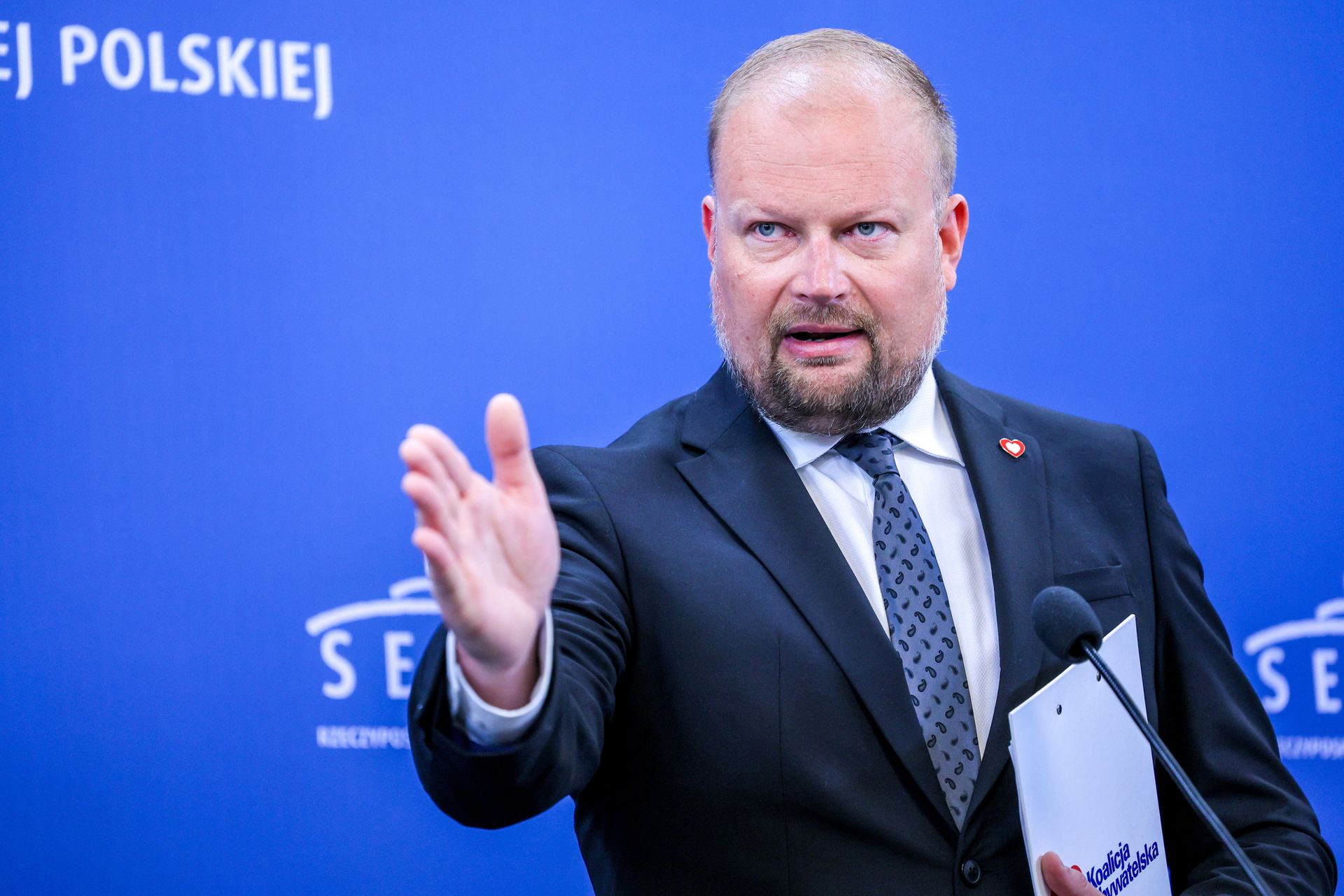 Poseł KO oblany żrącą substancją. Trafił do szpitala