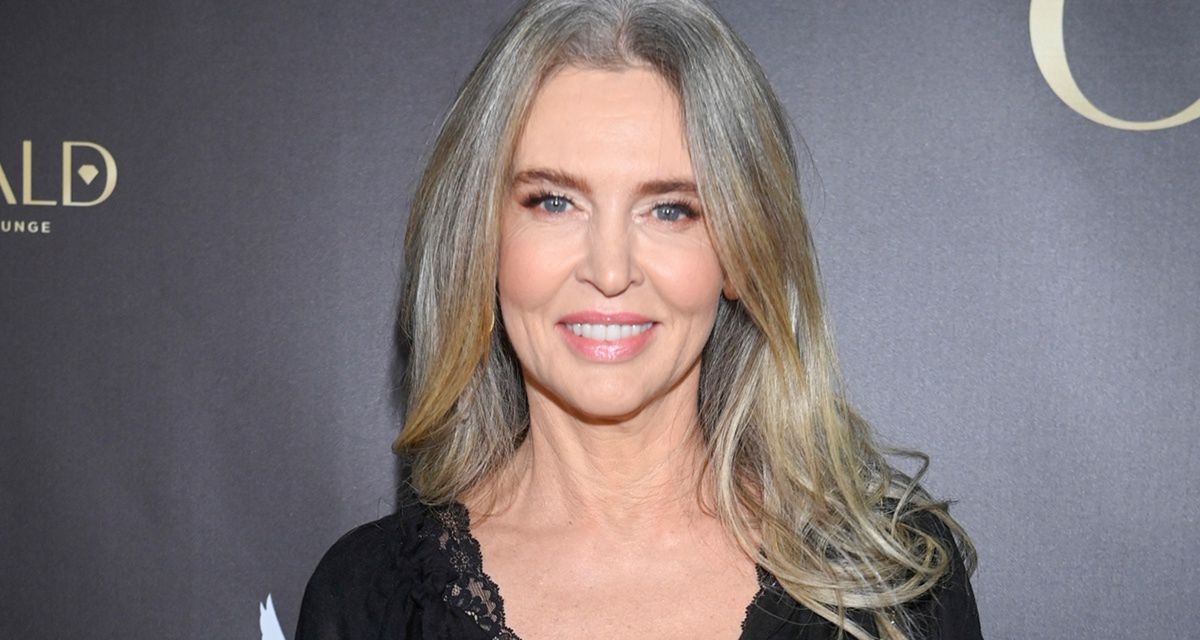 Wkroczyła na wybieg. W tym stroju 56-letnia modelka "rozbiła bank" - WP ...