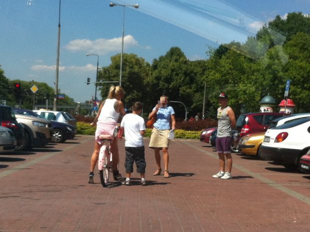 Doda na rowerze z "sobowtórem"... (FOTO) - Pudelek