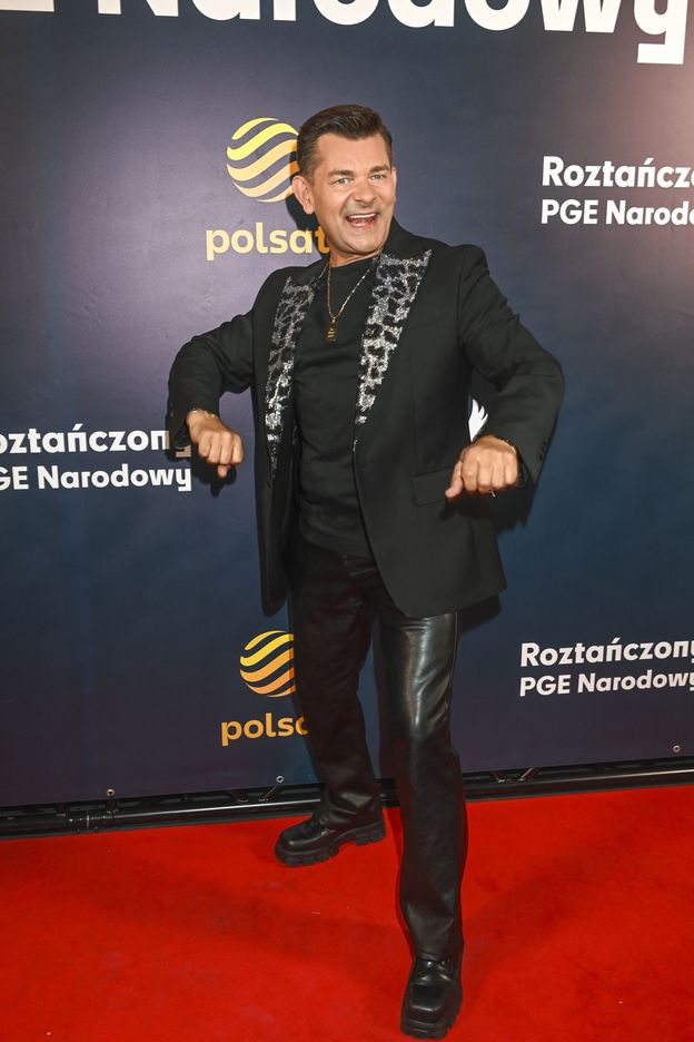 Zenon Martyniuk udostępnił zdjęcia ze ślubu. Porównano go do... Patricka Swayze'ego. Też to ...