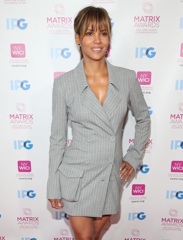 Coraz młodsza Halle Berry pozuje bez spodni - Pudelek Coraz młodsza Halle Berry pozuje bez spodni - Pudelek