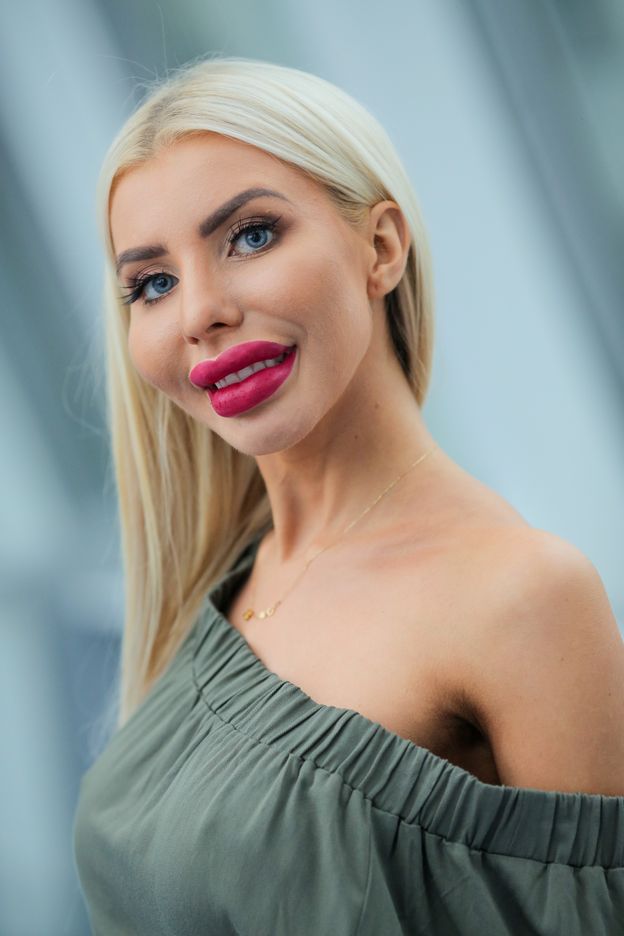 Zniknęła z show-biznesu lata temu. Co dziś robi polska Barbie? - Pudelek