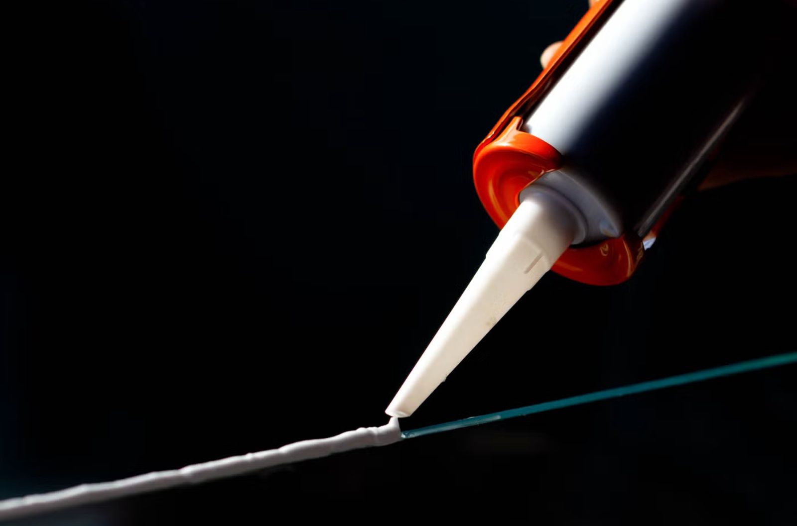 Naukowcy zaskakują. Stworzyli klej, który może holować samochód