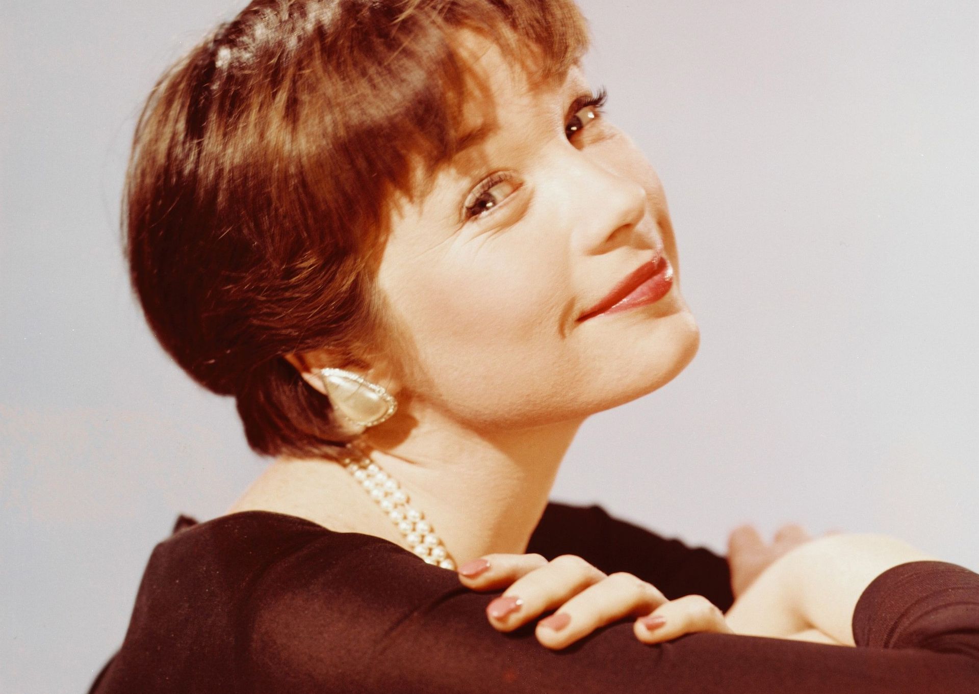 Tak trzeba żyć. 86-letnia Shirley MacLaine pije Martini w porze lunchu
