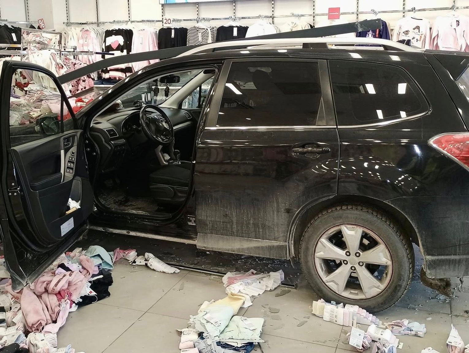 Banino: Wjechała autem do sklepu odzieżowego. Kobieta tłumaczyła, że ...