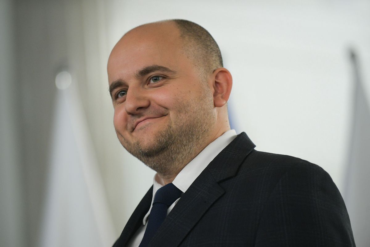 Biegał po dachu Sejmu. Matecki: nie ma żadnej afery - WP Wiadomości