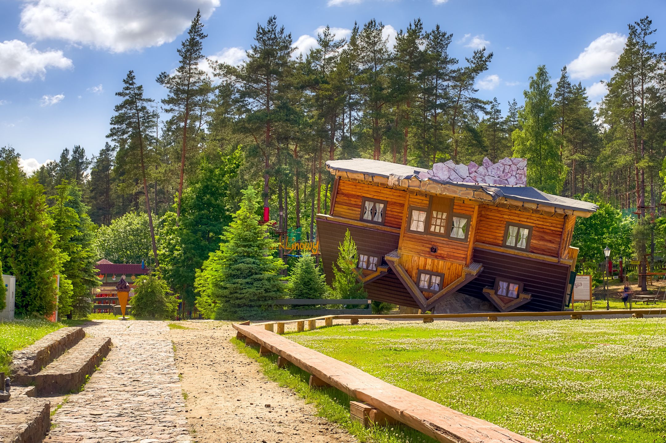 Szymbark. Dom do góry nogami i inne atrakcje - WP Turystyka