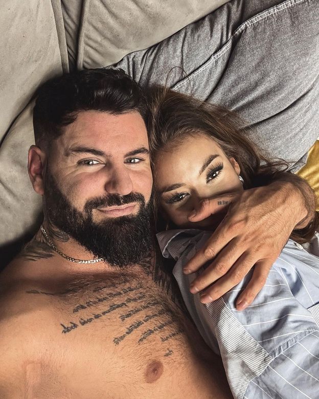 Związał się z młodszą o 15 lat! Wydało się, gdzie ją poznał - Pudelek