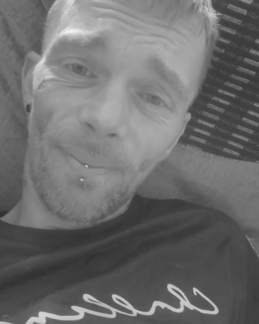 Nie żyje 35-letni youtuber. Zmagał się z nowotworem. Osierocił dwójkę ...