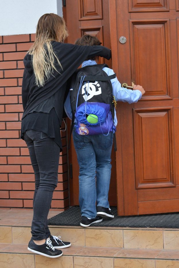 Edyta Górniak i Alan w drodze do szkoły (ZDJĘCIA) - Pudelek