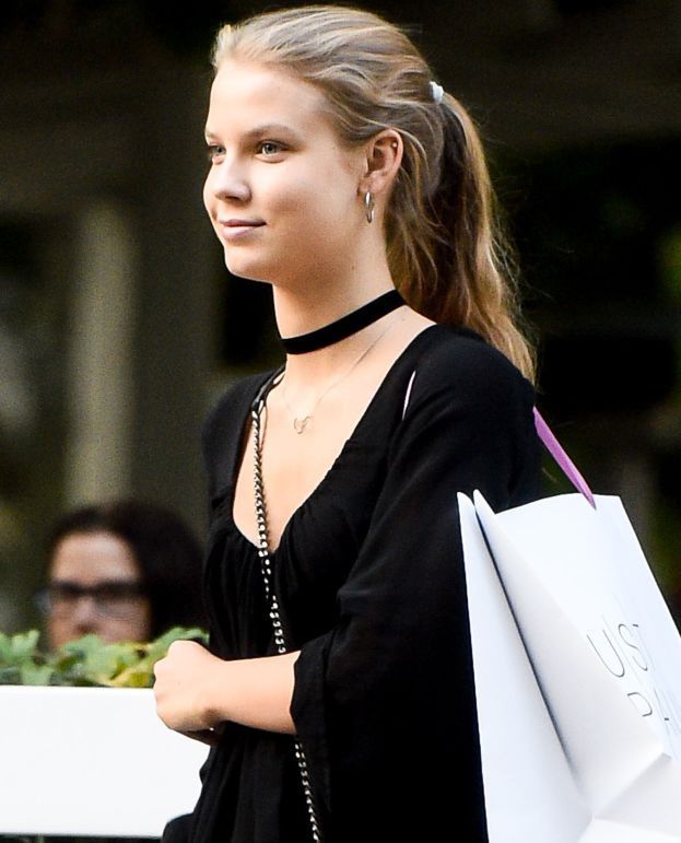 Modelka Iga Lis wraca z zakupów (ZDJĘCIA) - Pudelek