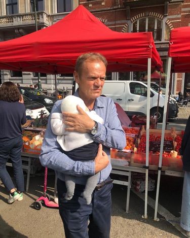 Donald Tusk pokazał się z burzą loków na głowie. Ciężko uwierzyć, ale ...