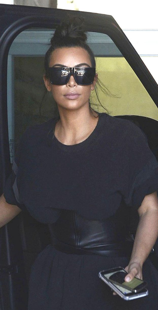 Kim Kardashian w podkoszulku i... "gorsecie" (ZDJĘCIA) - Pudelek