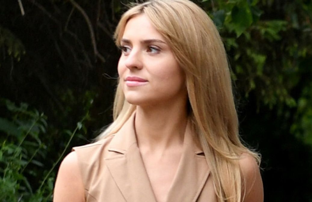 Przysiadła boso na murku. Ta mini to francuski klasyk