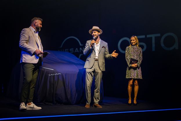 "DEFY ORDINARY". Tłum gwiazd, dziennikarzy i fanów motoryzacji ...