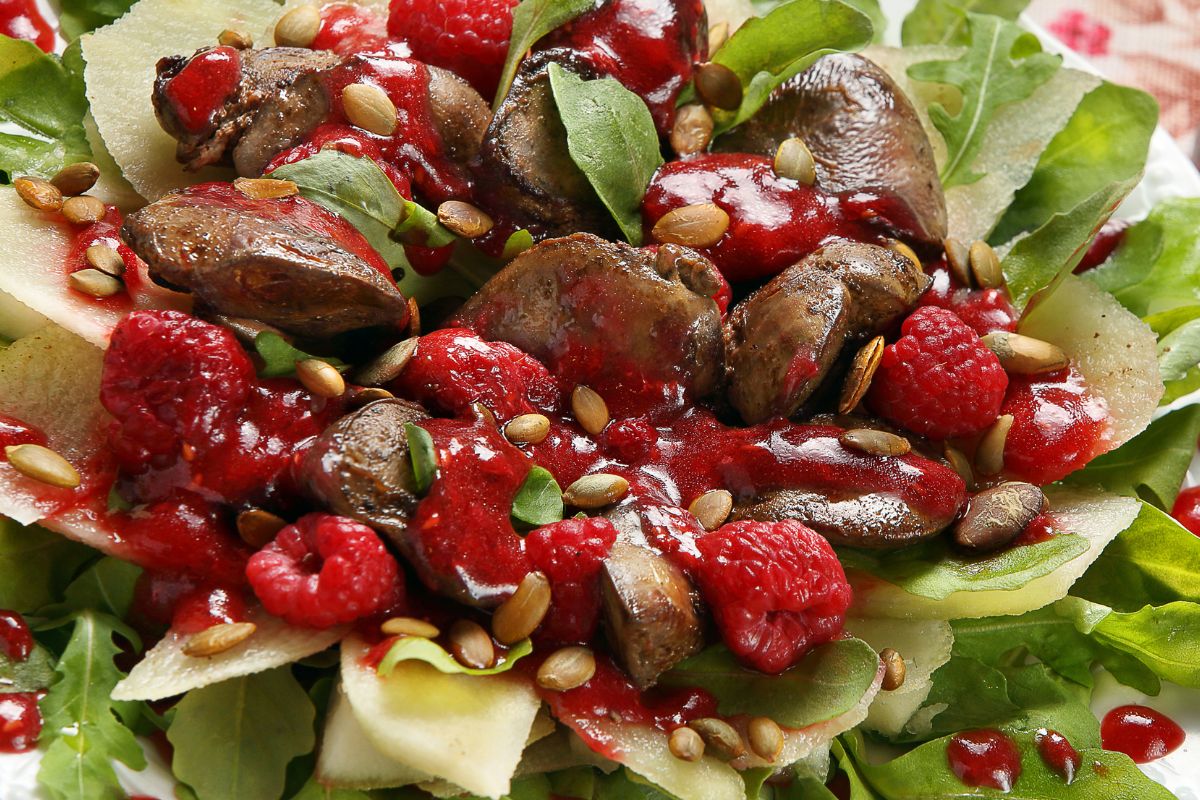Zaskakująca sałatka z wątróbką. Przygotuj do niej owocowy dressing