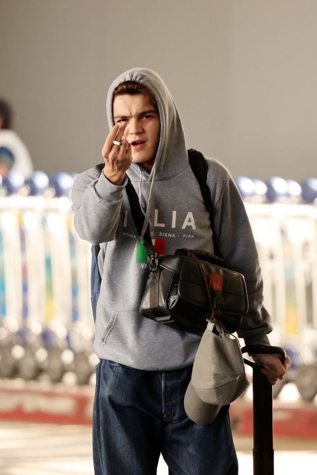 Syn Johnny'ego Deppa próbuje "pozdrowić" paparazzi środkowym palcem ...