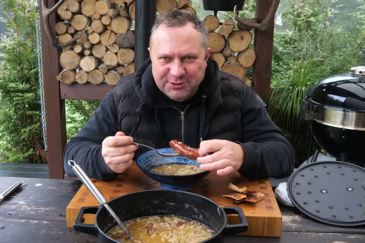 Tomasz Strzelczyk odtworzył przepis na zupę z 1904 r. Podstawą cebula i ...