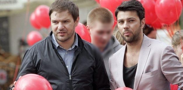 Janiak pokazał włosy na klacie! - WP Gwiazdy