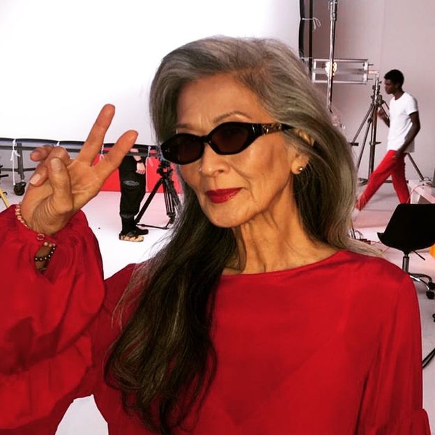 71-letnia modelka podbija branżę fashion! Jaki jest sekret jej urody ...