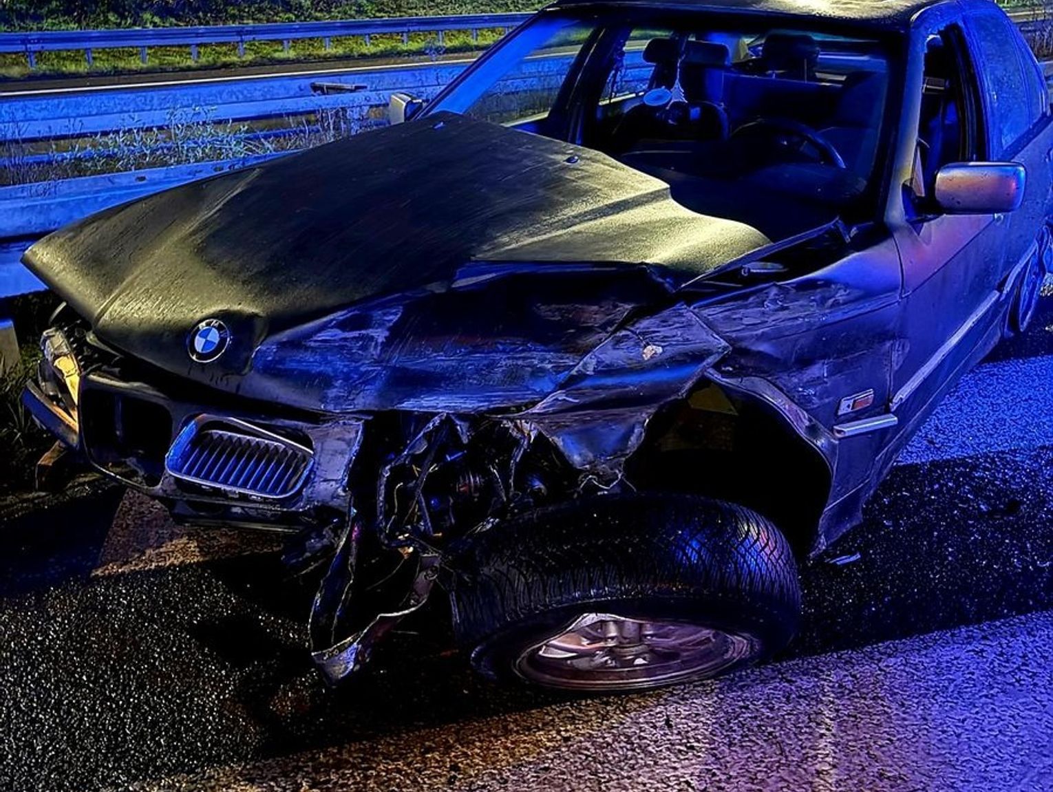 Katowice: Rozbite BMW na autostradzie A4. Zginął 19-letni kierowca