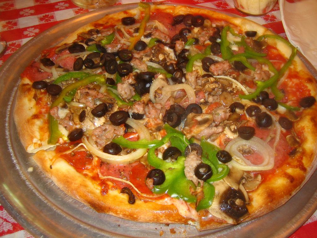 Pizza Extravaganzza na tradycyjnym cieście (Domino's Pizza)