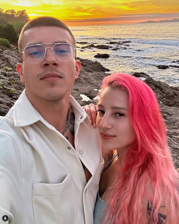 Influencer utknął na lotnisku. "Wypisali nas z listy pasażerów" - Pudelek