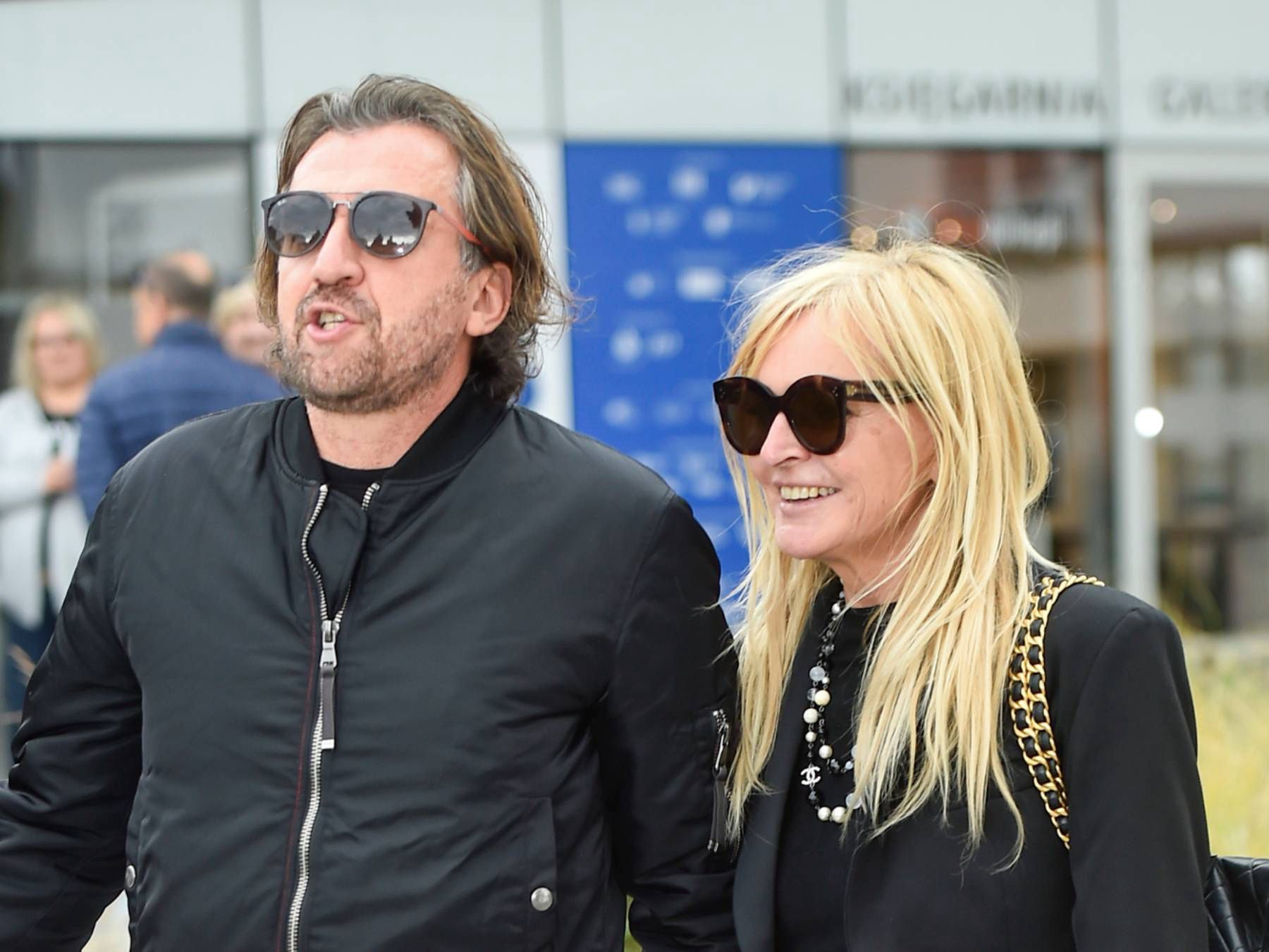 Różnica wieku w związku Olejnik jest spora. Tego nie widać na pierwszy ...