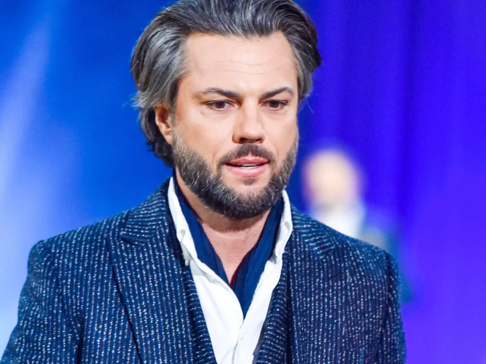 Olivier Janiak chwali się siwizną. Wygląda oszałamiająco - WP Kobieta