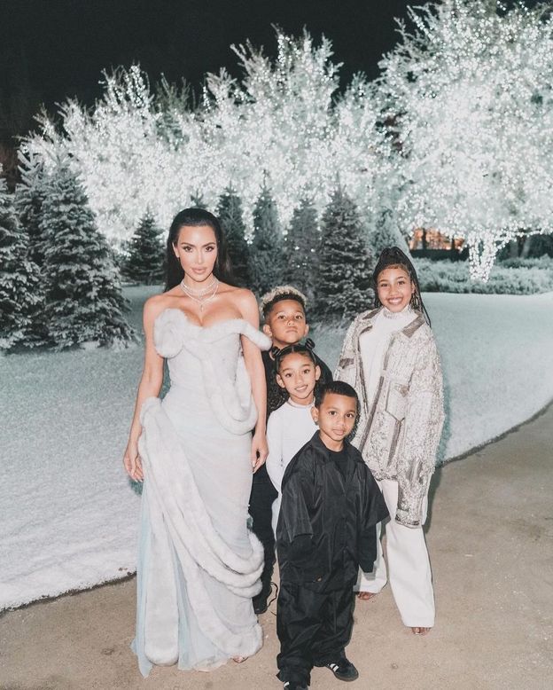 Kim Kardashian ma DWA KCIUKI u jednej ręki? Ale wpadka - Pudelek