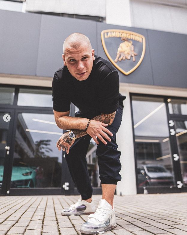 Youtuber pojawił się na urodzinach fana. Kupił mu samochód - Pudelek