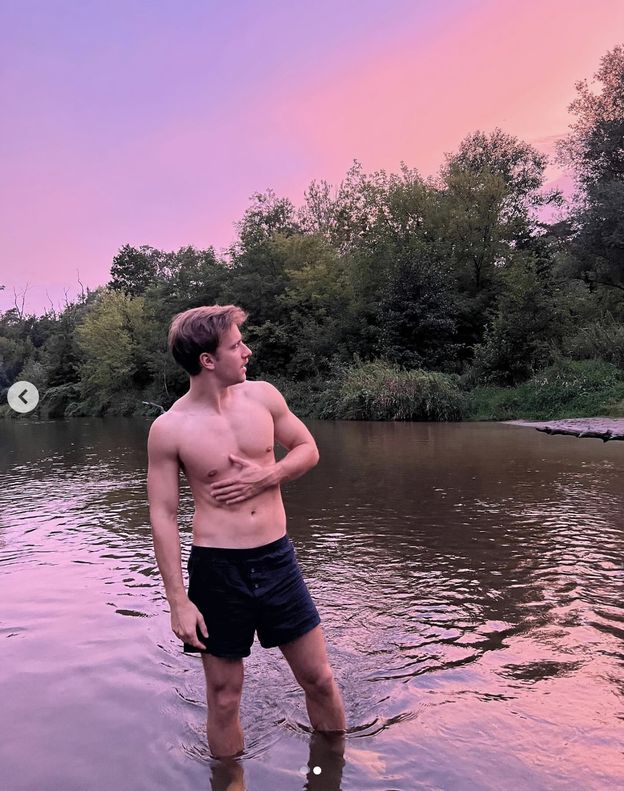 Maciek Musiał pręży klatę w rzece. Fanki zaczęły mu się oświadczać ...