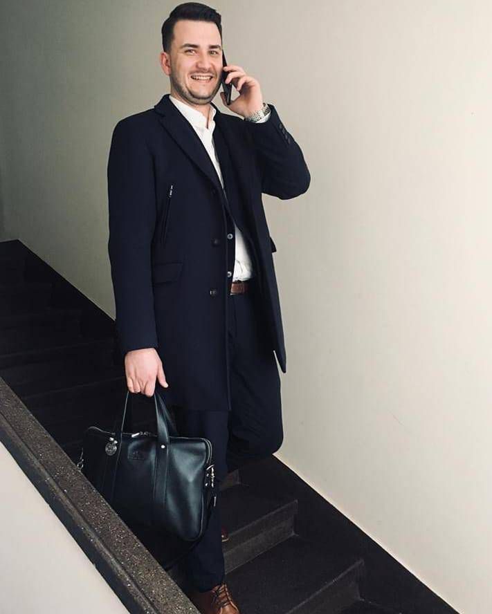 Pucułowaty Bartłomiej Misiewicz to już przeszłość. Schudł, zapuścił ...