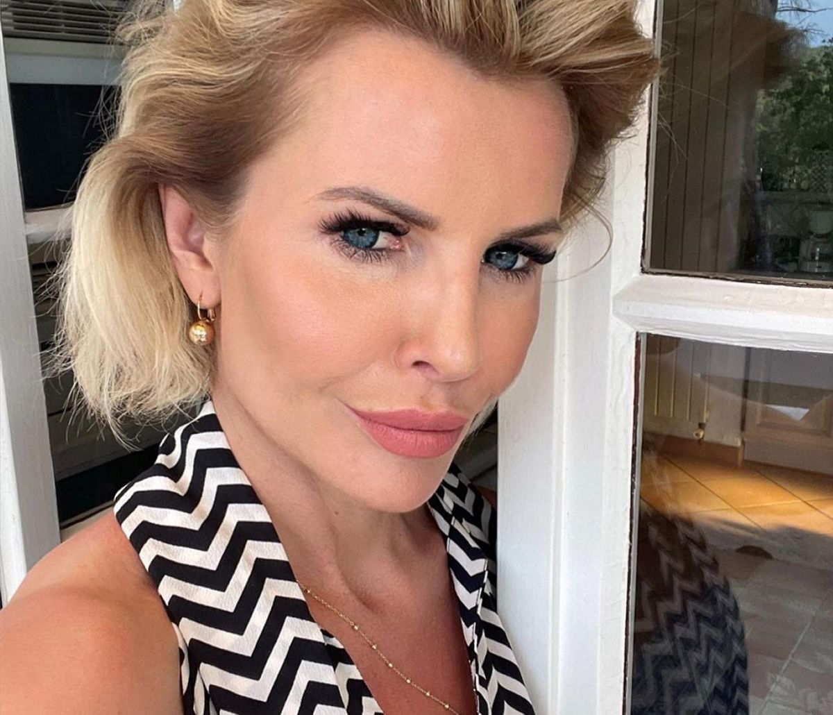 Joanna Racewicz nie chce żegnać się z latem. Stylizacje mówią same za ...