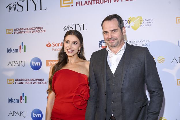 Deląg w Andaluzji z partnerką. Jest młodsza od niego o 20 lat - Pudelek