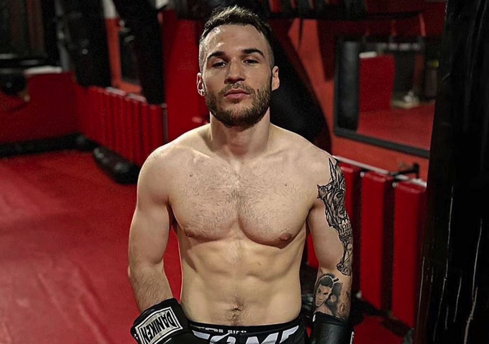 Występował w Fame MMA, zawalczy w Londynie. Szokujące, jakie dostawał ...