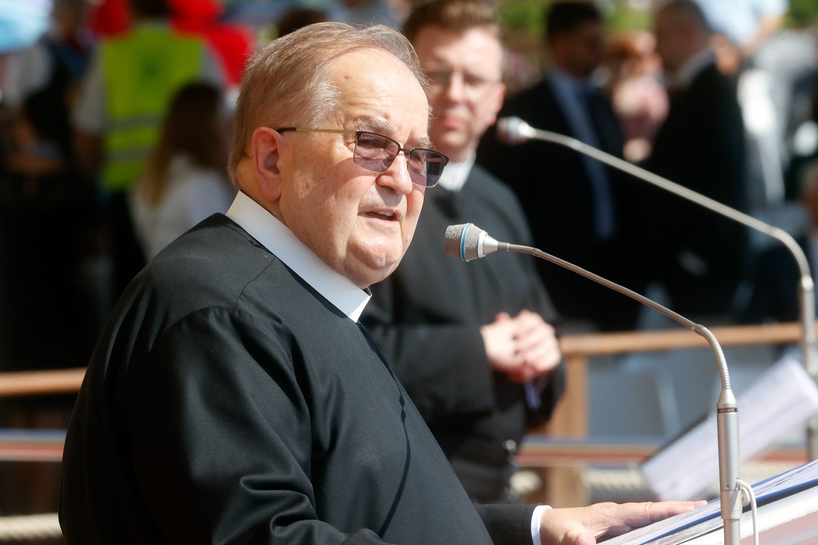 Taki prezent dostał o. Tadeusz Rydzyk. Nie uwierzysz, kto go podarował - o2